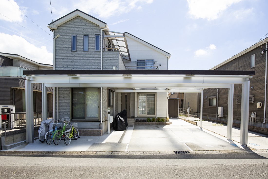 大型カーポート施工事例紹介 リクシルのカーポートSCに三台用が新発売｜スタッフブログ｜愛知県愛西市｜外構エクステリア専門店RYOKUSUI｜ 株式会社緑翠造園土木